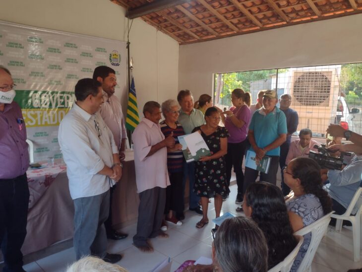 Governo entrega títulos de propriedade de terras para famílias do Assentamento Mundo Novo ...