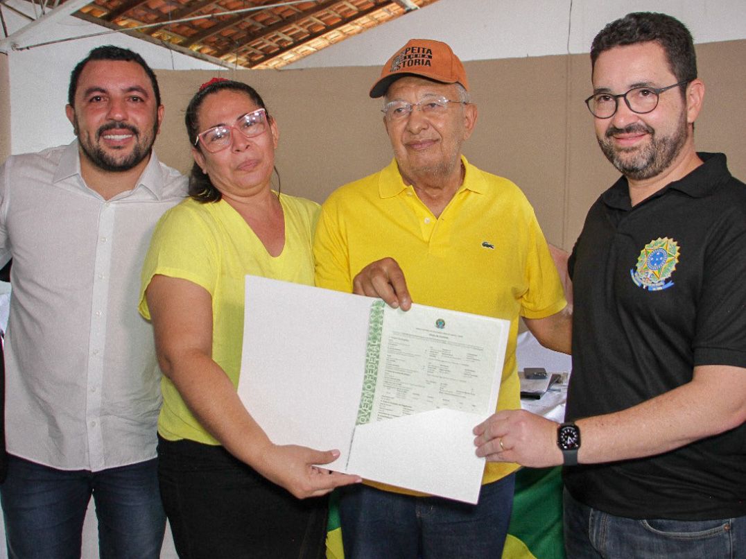 Dr. Pessoa entrega títulos de terra para moradores da zona rural de Teresina - 180graus - O ...