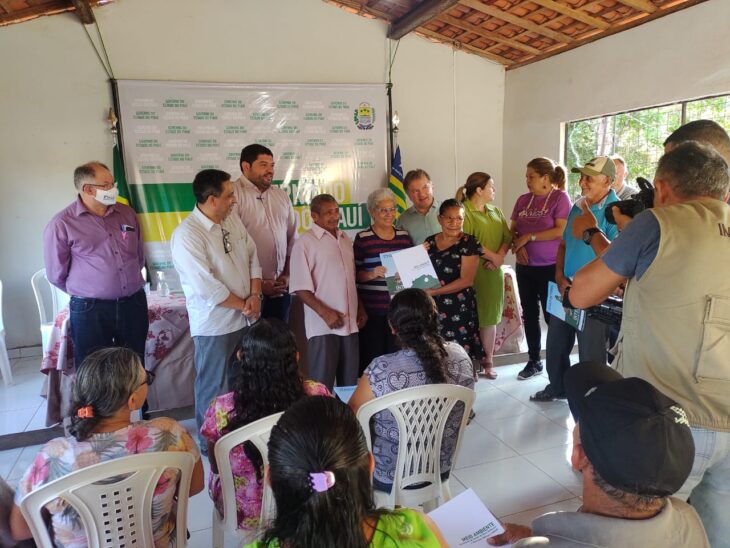 Governo entrega títulos de propriedade de terras para famílias do Assentamento Mundo Novo ...