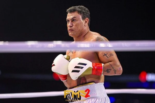 Popó atropela falastrão e Cris Cyborg vence em estreia no boxe ...