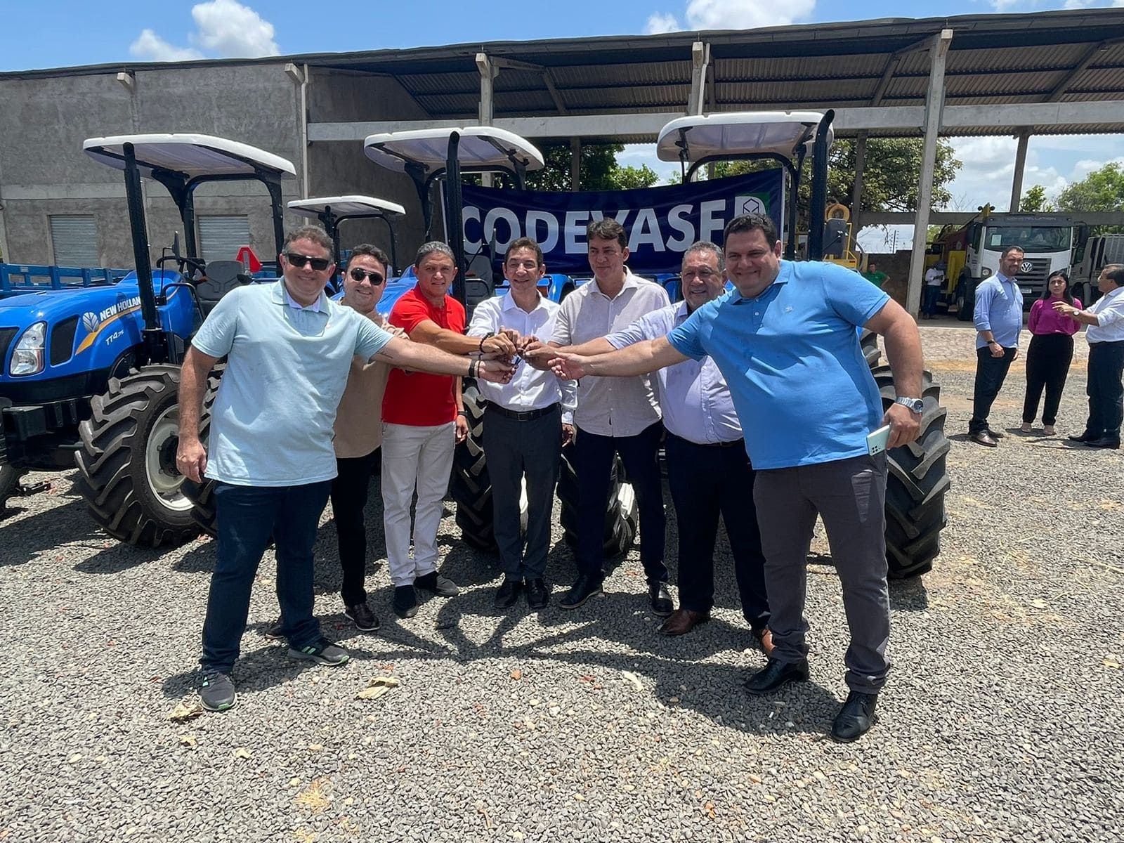 Município de Bertolínia recebe trator e implementos agrícolas em ação ...