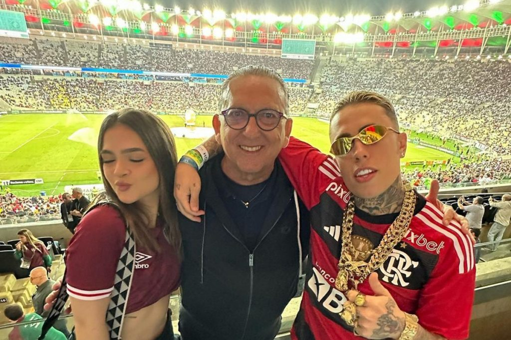 Mel Maia e Mc Daniel tiram foto com Galvão Bueno em dia de clássico Fla ...