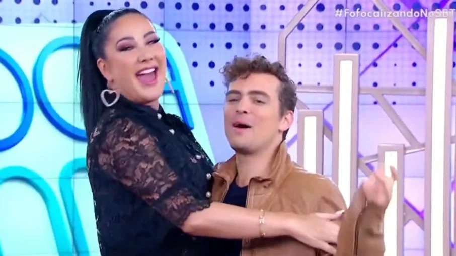 Ator de Rebelde dá cantada e encoxada ao vivo em Helen Ganzarolli ...