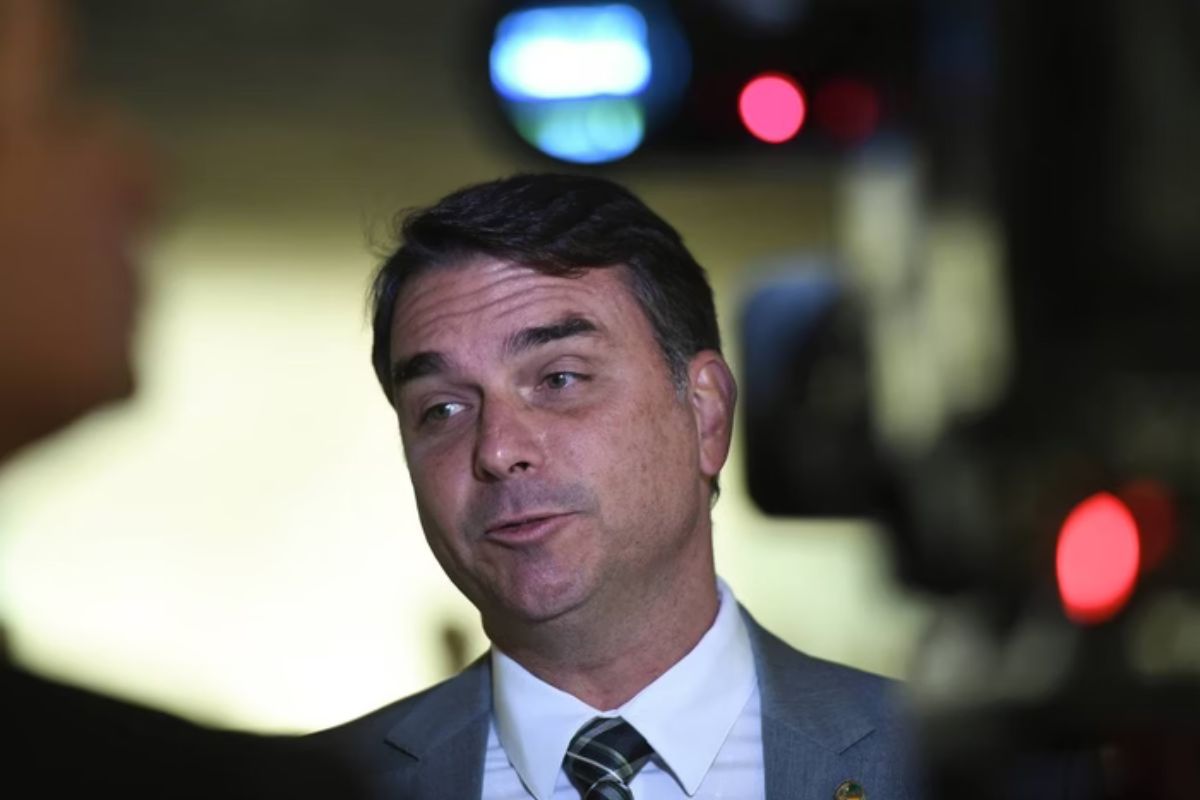 Prisão domiciliar é vingança de Moraes por sanções dos EUA, diz Flávio ...