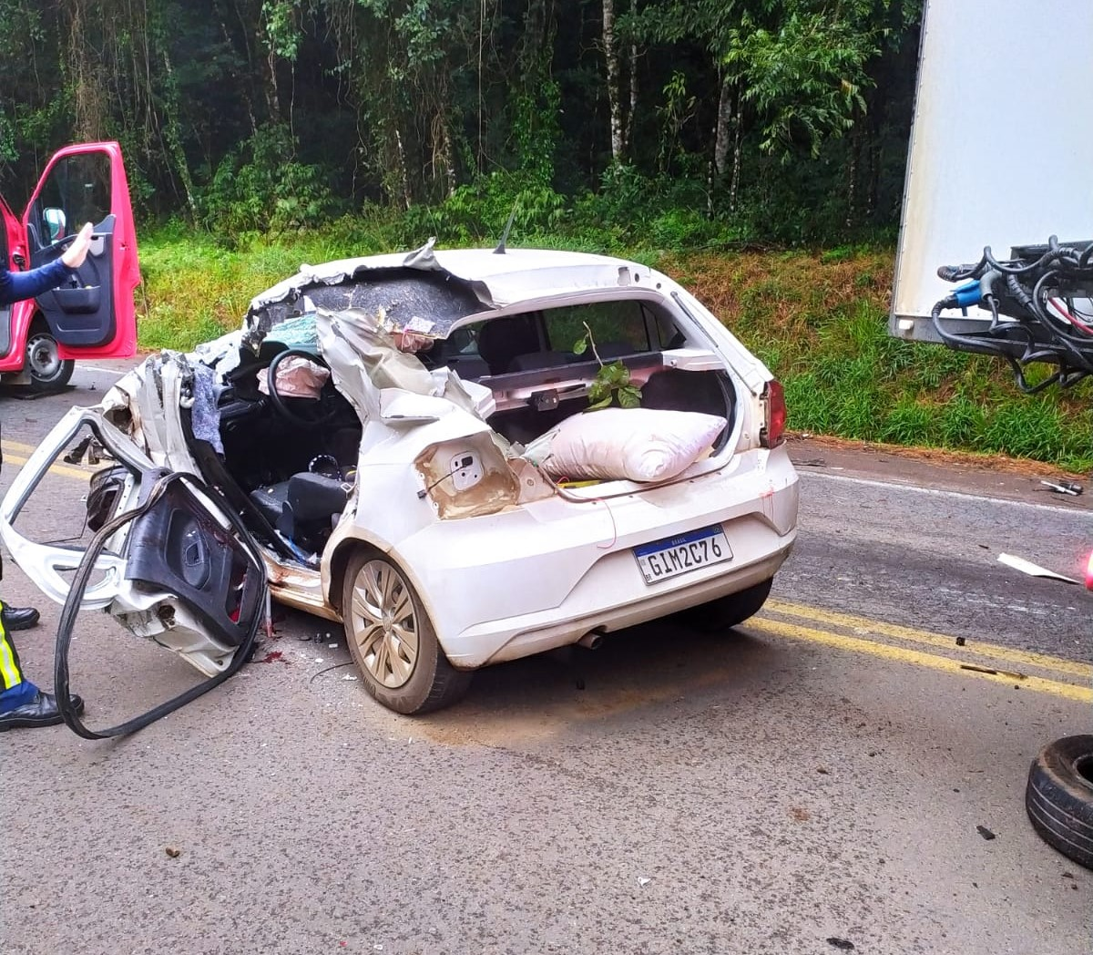 Caminhoneiro de 25 anos morre preso às ferragens em acidente na BR-282 ...