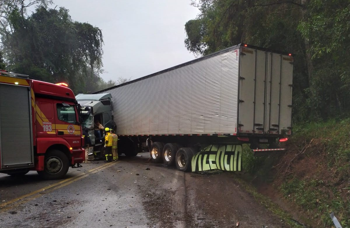 Caminhoneiro de 25 anos morre preso às ferragens em acidente na BR-282 ...