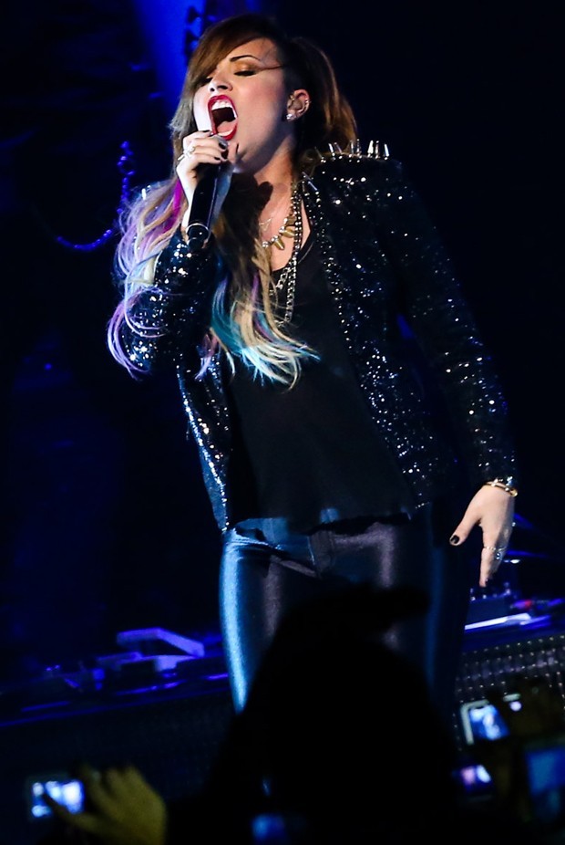 Demi Lovato leva fãs ao delírio com show de nova turnê em São Paulo ...