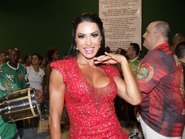 Gracyanne Barbosa usa vestido curtíssimo em noite de samba - 180graus ...