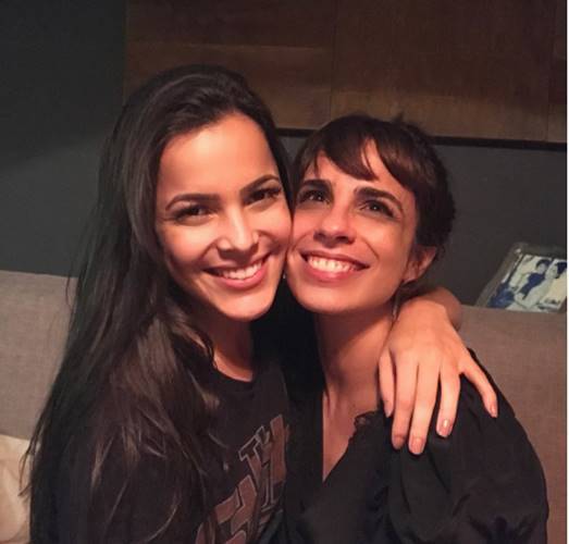 Emilly Araújo tieta Carolina Dieckmann e Maria Ribeiro em espetáculo no ...