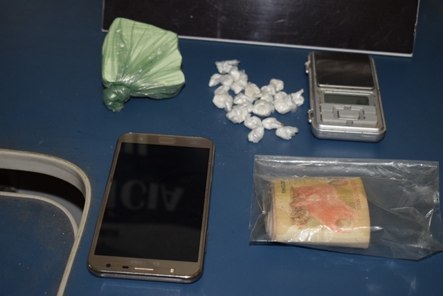 Homem é Preso Em Flagrante Com Drogas E Horas Depois é Solto Por