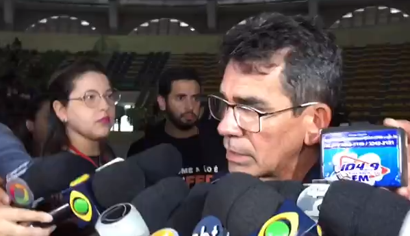 Pai de Gabriel Diniz se emociona em velório e diz que filho era um ...