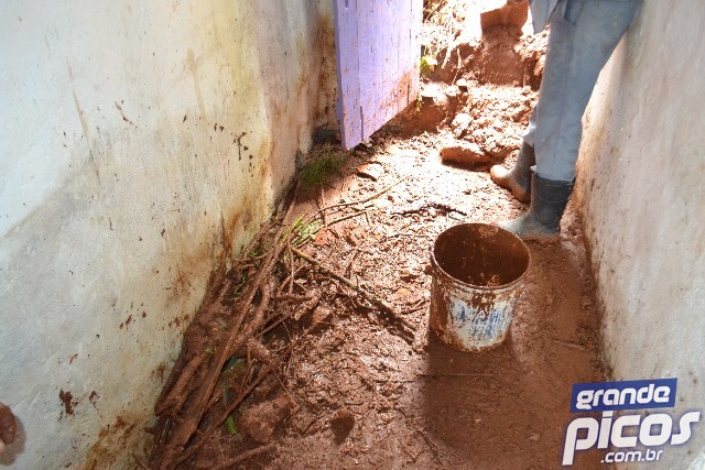 Moradores Relatam Desespero Após Desmoronamento De Casas Após Chuva No