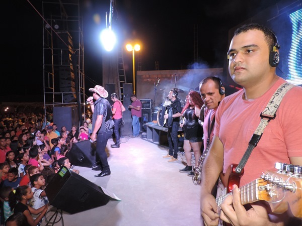 Festa com Moleque Doido lota praça de eventos em Eliseu Martins, fotos ...