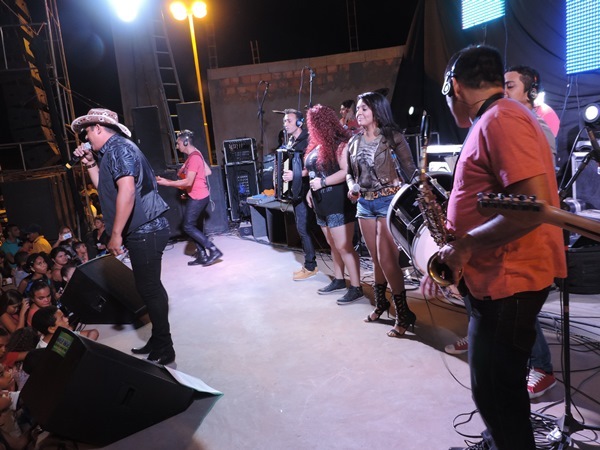 Festa com Moleque Doido lota praça de eventos em Eliseu Martins, fotos ...