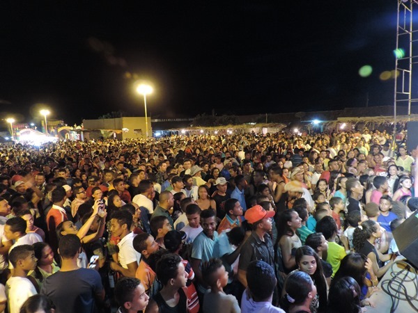 Festa com Moleque Doido lota praça de eventos em Eliseu Martins, fotos ...