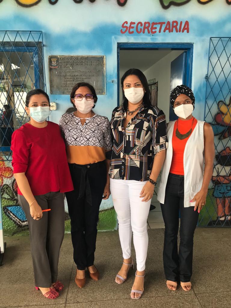 Assistente social e psicóloga da Semec percorrem escolas municipais para diálogo com os pais ...