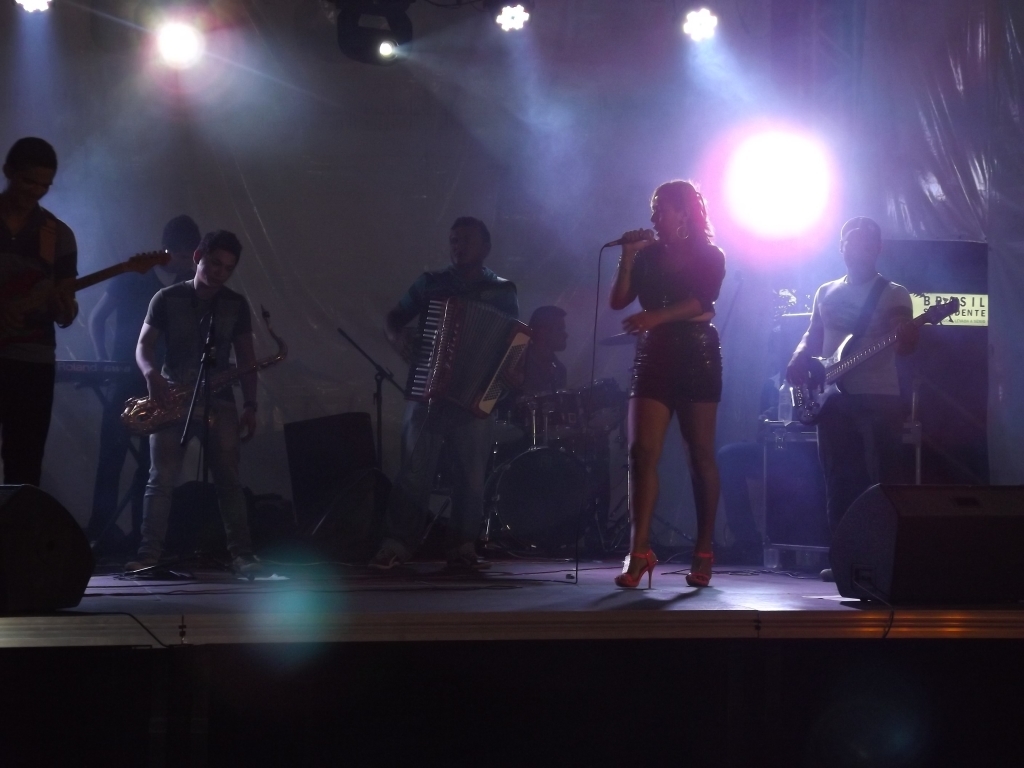 Cantora Sandra Iris lança sua banda durante festejo em União - 180graus ...