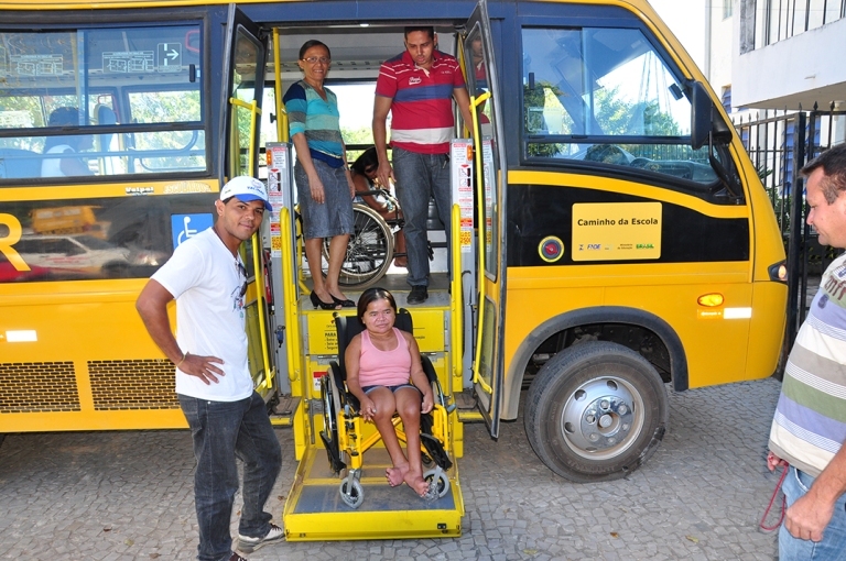 Cadeirantes aprovam ônibus da Secretaria Municipal de Educação ... Cadeirantes aprovam ônibus da Secretaria Municipal de Educação ...