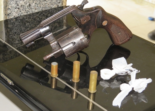 Irmãos São Presos Por Tráfico De Drogas E Porte De Arma De Fogo
