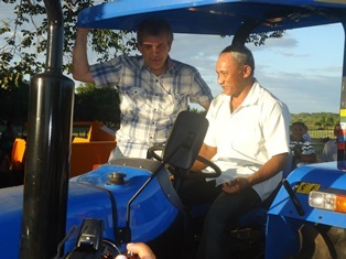 CODEVASF entrega trator a comunidade Contendas - 180graus - O Maior ...