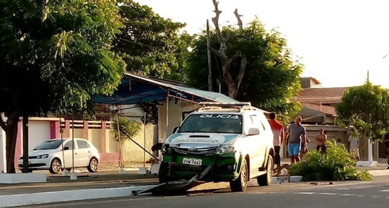 Viatura da PM desgovernada colide contra trailer no litoral do Piauí