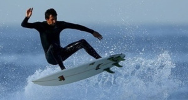 Disputa pelo título mundial de surfe fica entre três surfistas