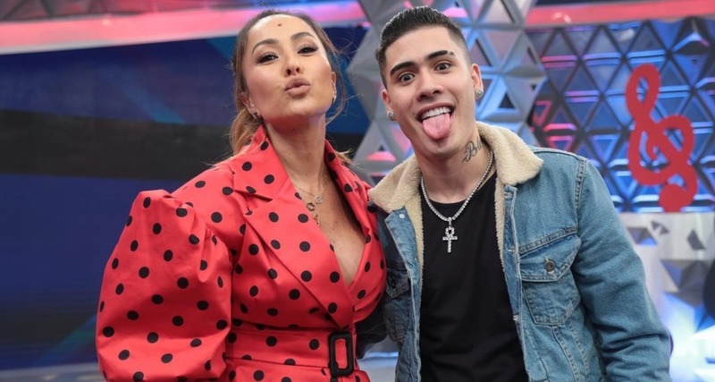 Kevinho revela a Sabrina Sato segredo para ter boa foto de sunga