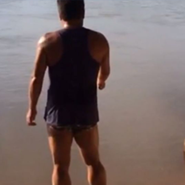 Cantor Leonardo posa de sunga e mostra boa forma aos 52 anos