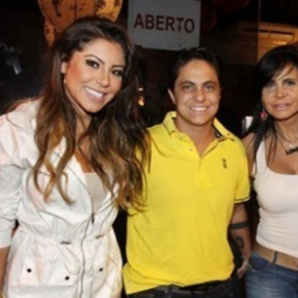 Thammy Miranda janta com a namorada e a mãe, Gretchen, no Rio