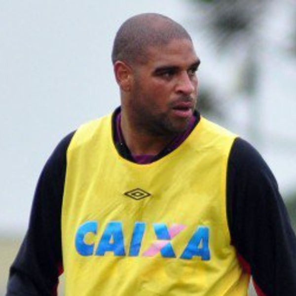 'Em forma', Adriano se diz perseguido e revela proposta dos EUA