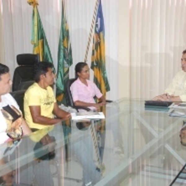 Prefeito Recebe Representantes Da Associação De Moradores Do Bairro Bom