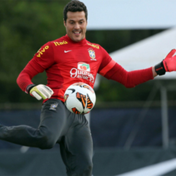 Técnico do QPR libera Julio Cesar para mudar de time e jogar a Copa