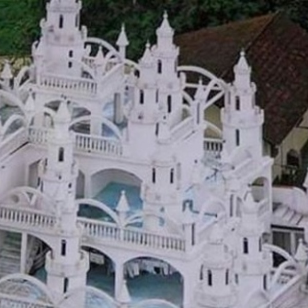 Com pouco dinheiro, morador de Joinville constrói, em 20 anos, seu castelo