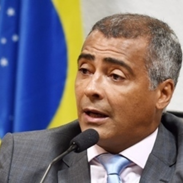 O que o ex-jogador de futebol Romário fez no Senado Federal durante 2015?