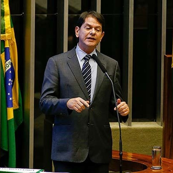 Cid Gomes deve entrar com pedido de impeachment contra Temer