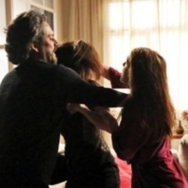 Isis bate em Cora ao flagrá-la na cama com Zé Alfredo, em 'Império'