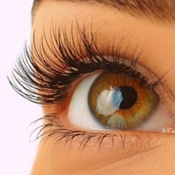 Como fazer cílios crescerem? Esteticista tem truque caseiro que custa ...