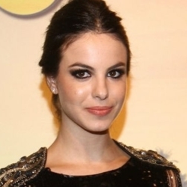 Atriz Stephany Brito aparece de topless em foto