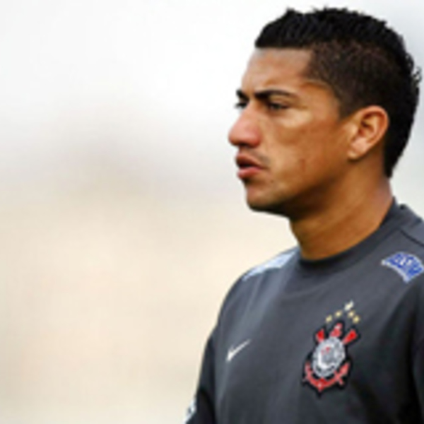 Ralf assume faixa de capitão do e faz festa com mulheres, bebida e funk