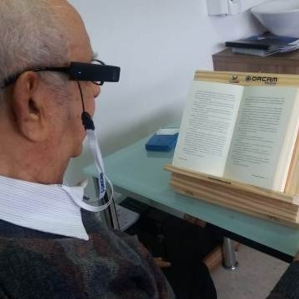 Deficientes visuais recebem dispositivo que auxilia a leitura