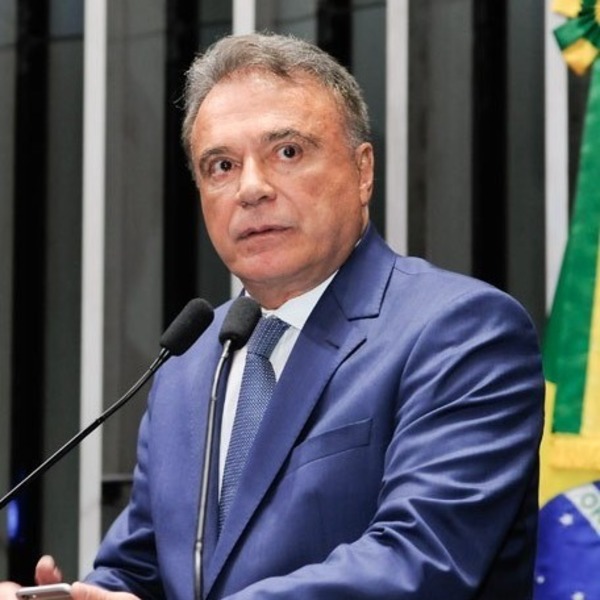 Álvaro Dias é oficializado candidato à Presidência pelo Podemos