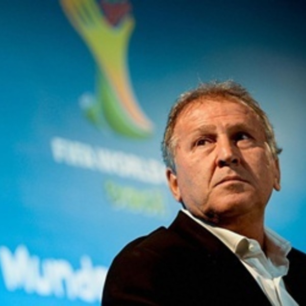 Zico lembra de sua história em artes que vão promover sua candidatura