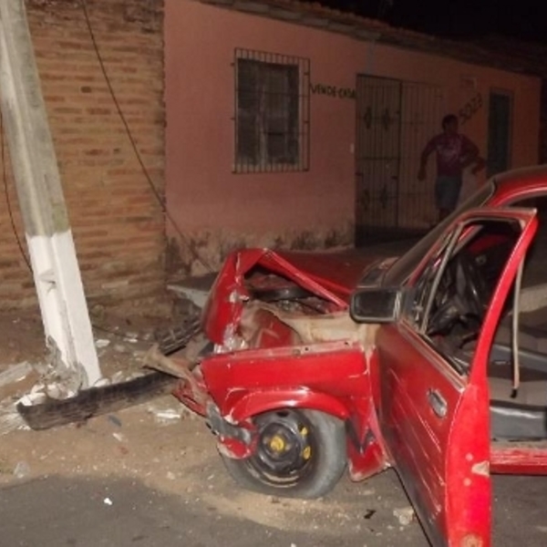 Carro bate em poste e deixa moradores sem energia elétrica no bairro Piauí