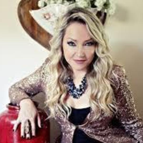 Deborah Blanco revela que irá turbinar os seios; cantora está enxuta