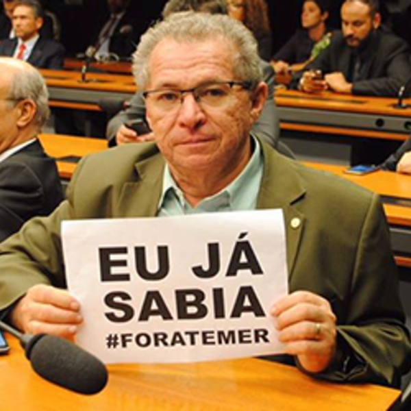 Assis Carvalho posa com placa de 'eu já sabia' após delação da JBS