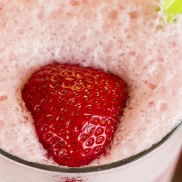 Aprenda como fazer um milk-shake de morango delicioso e saudável