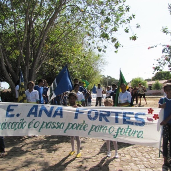 Unidade Escolar Ana Fortes participou do desfile pelo dia da Independência