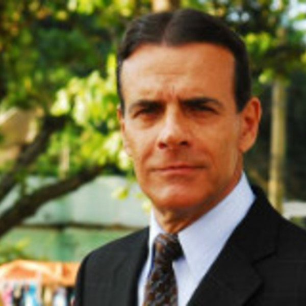 Ator Mario Gomes vende sanduíche na praia no Rio de Janeiro