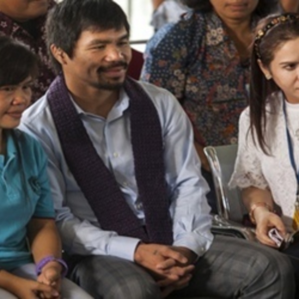 Boxeador Manny Pacquiao reza com filipina condenada à morte na Indonésia