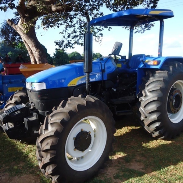 CODEVASF entrega trator a comunidade Contendas